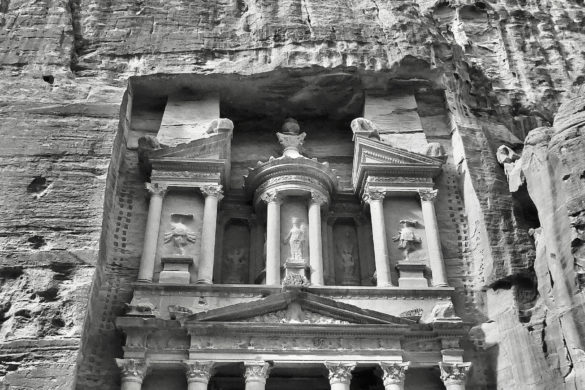 Nymphaeum of Petra Jordan og 450 år gammelt tre